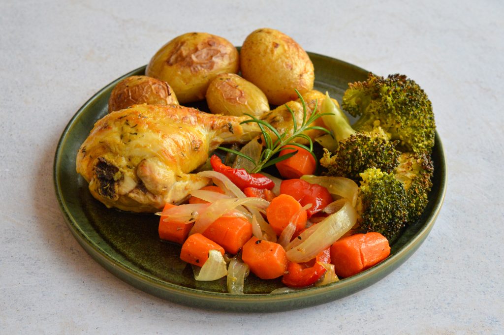 Pollo a la mostaza con guarnición de verduras - Los Fogones de Tona & Anxo