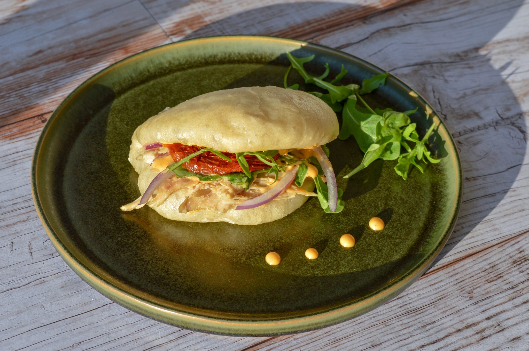 Pan bao con pollo asado, tomates secos y spicy mayo - Los Fogones de ...